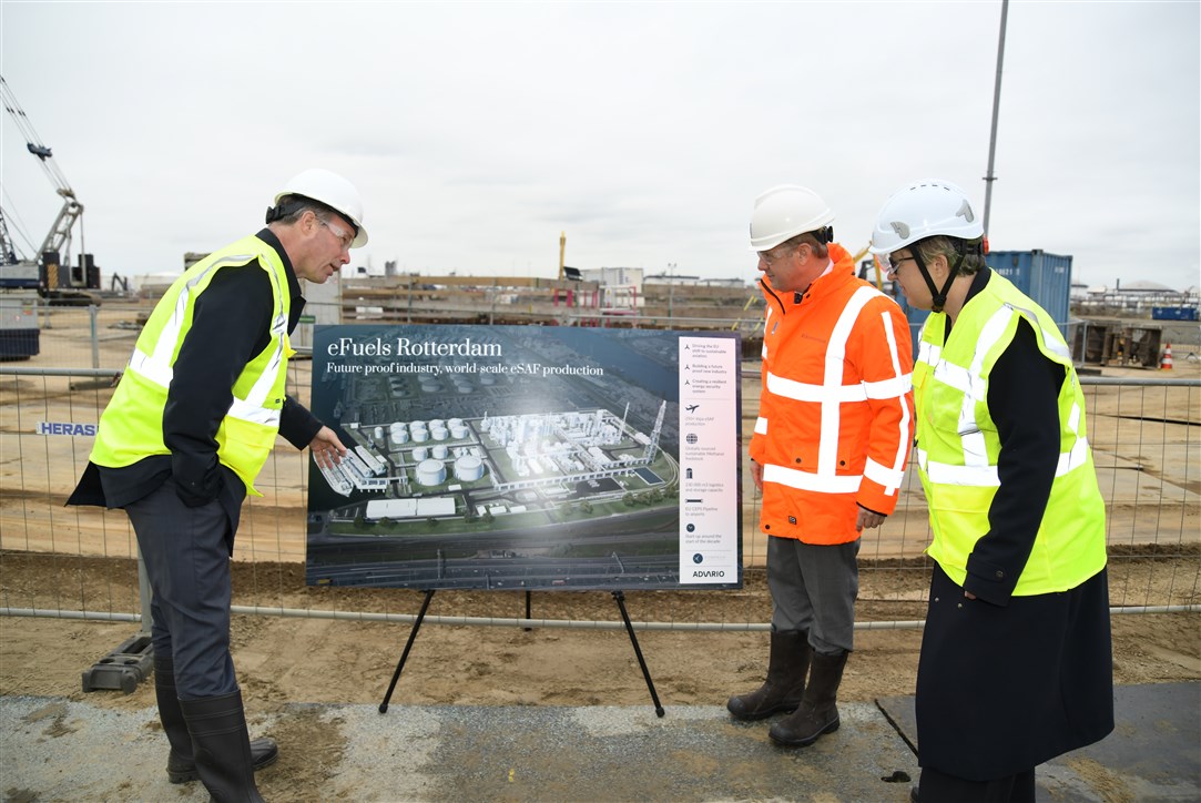 Minister Robert Tieman visits the eFuels Rotterdam project site in the ...